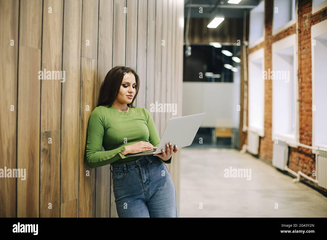 Office staff walking hi-res stock photography and images - Alamy