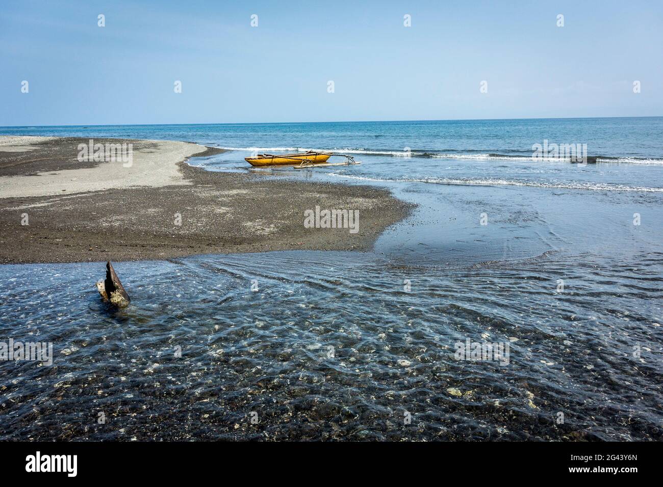 Traditional boat with outrigger on the beach in Malekula, Vanuatu ...