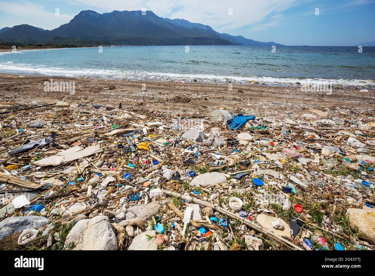 Trash on the beach Stock Photo - Alamy