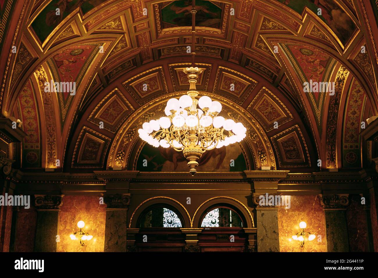 Gold ceiling, interior design hi-res stock photography and images - Alamy