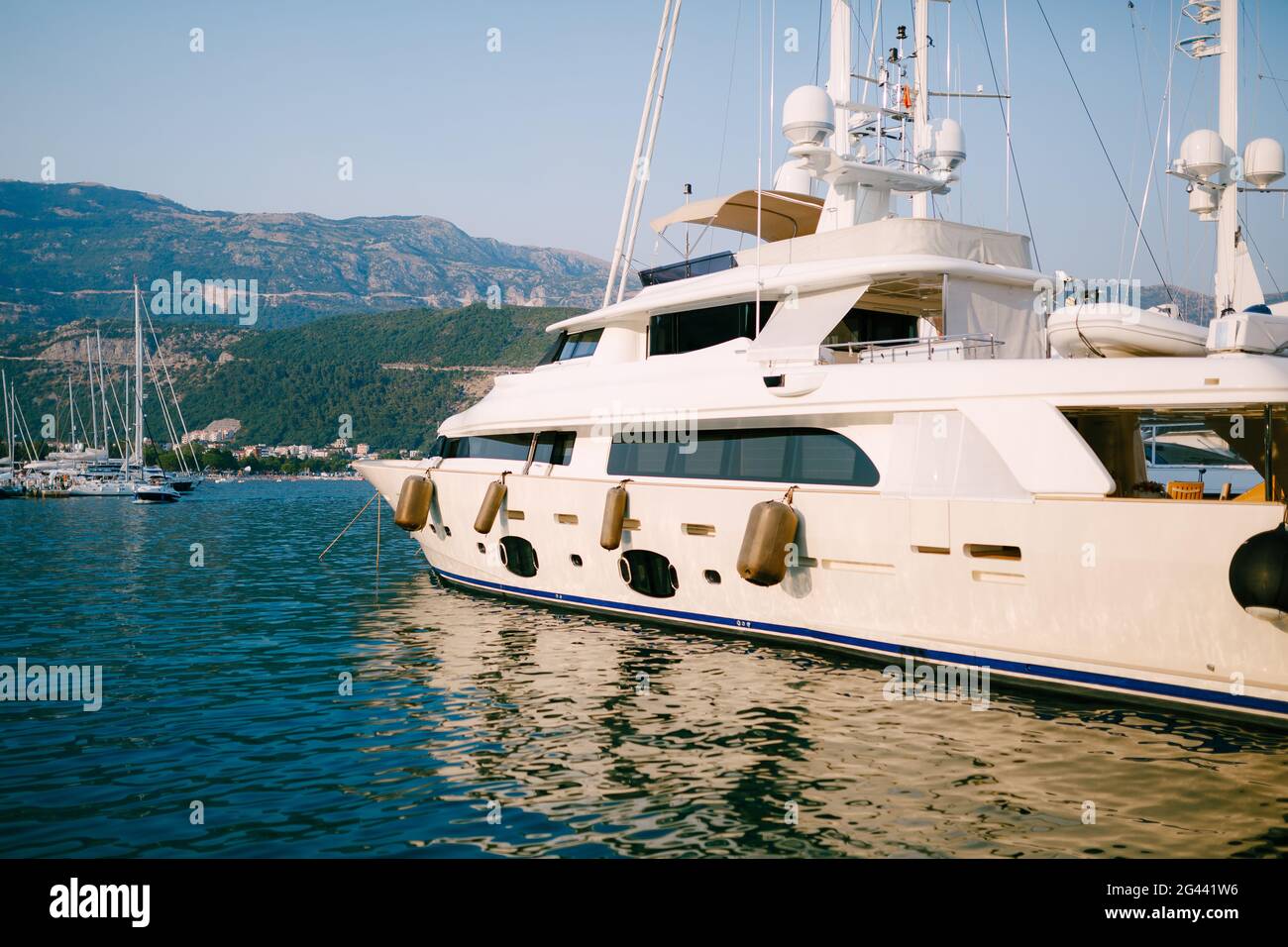 White boat sails past hi-res stock photography and images - Alamy
