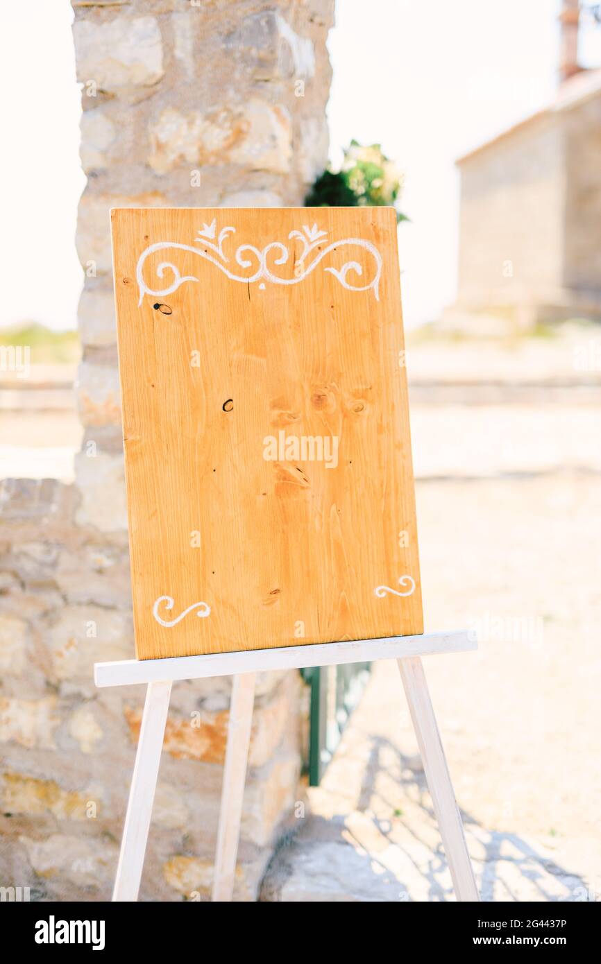 An easel stands hi-res stock photography and images - Alamy
