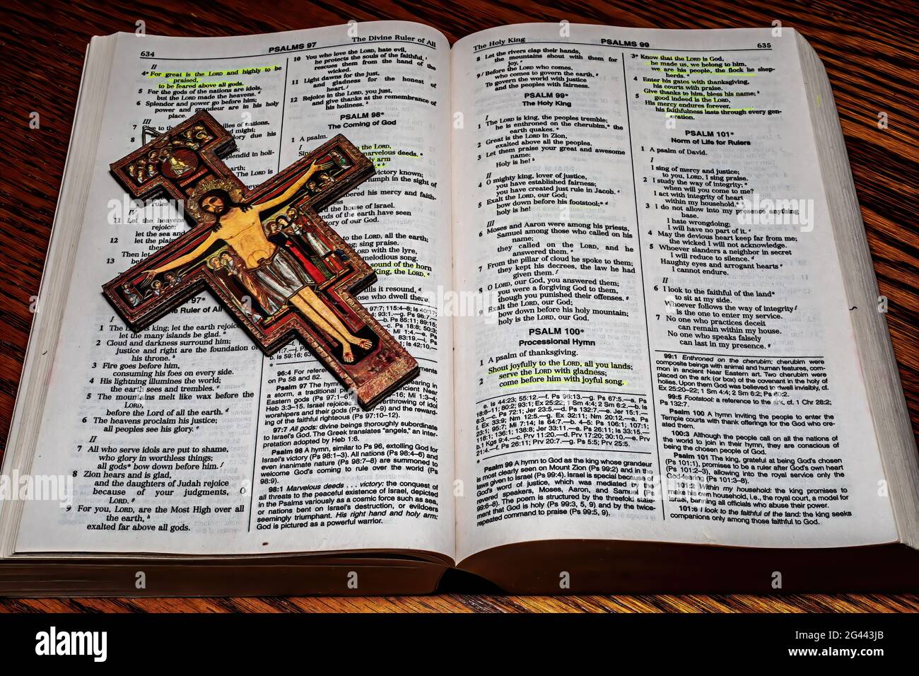 Open bible wooden cross hi-res stock photography and images - Alamy
