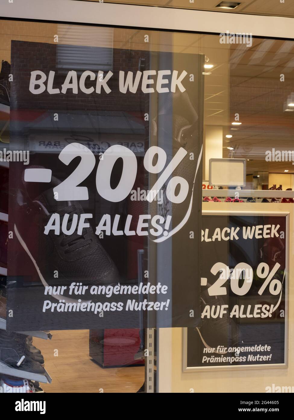 Black shop sign hi-res stock photography and images - Alamy