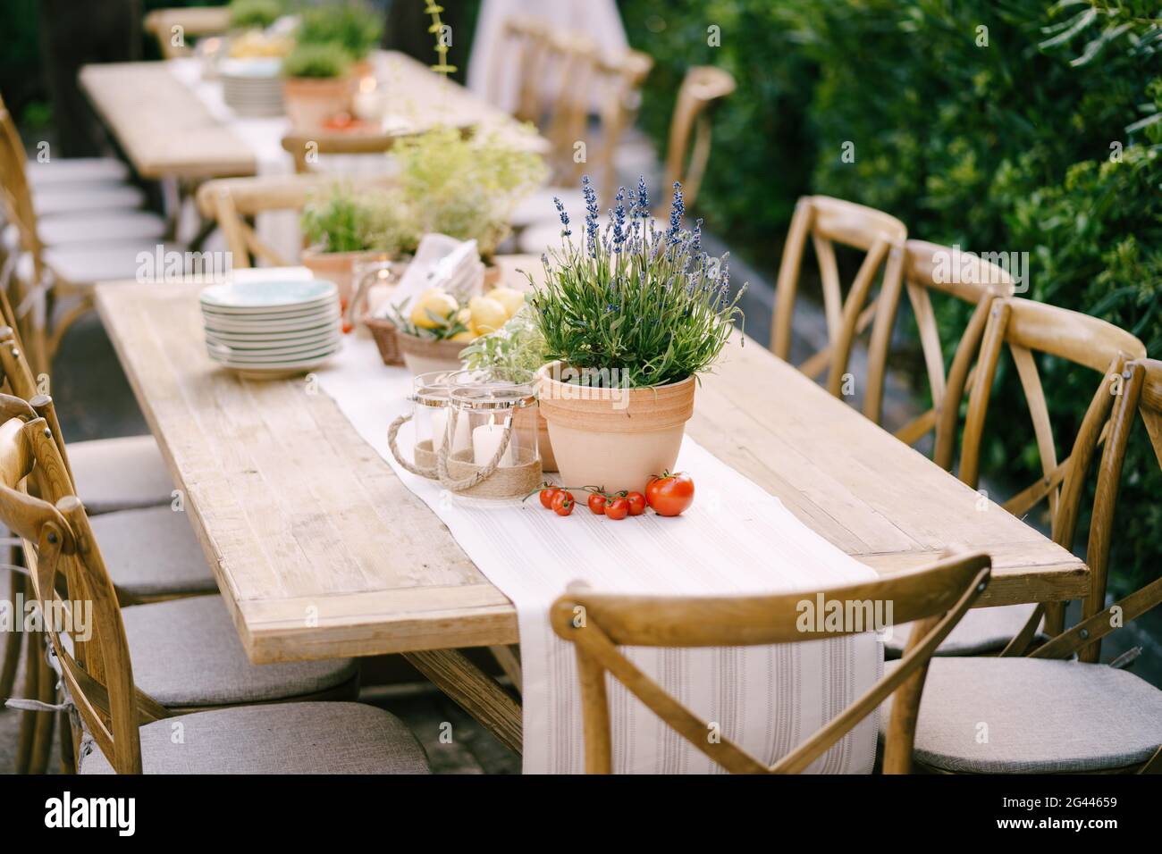 Ancient dinner table hi-res stock photography and images - Alamy
