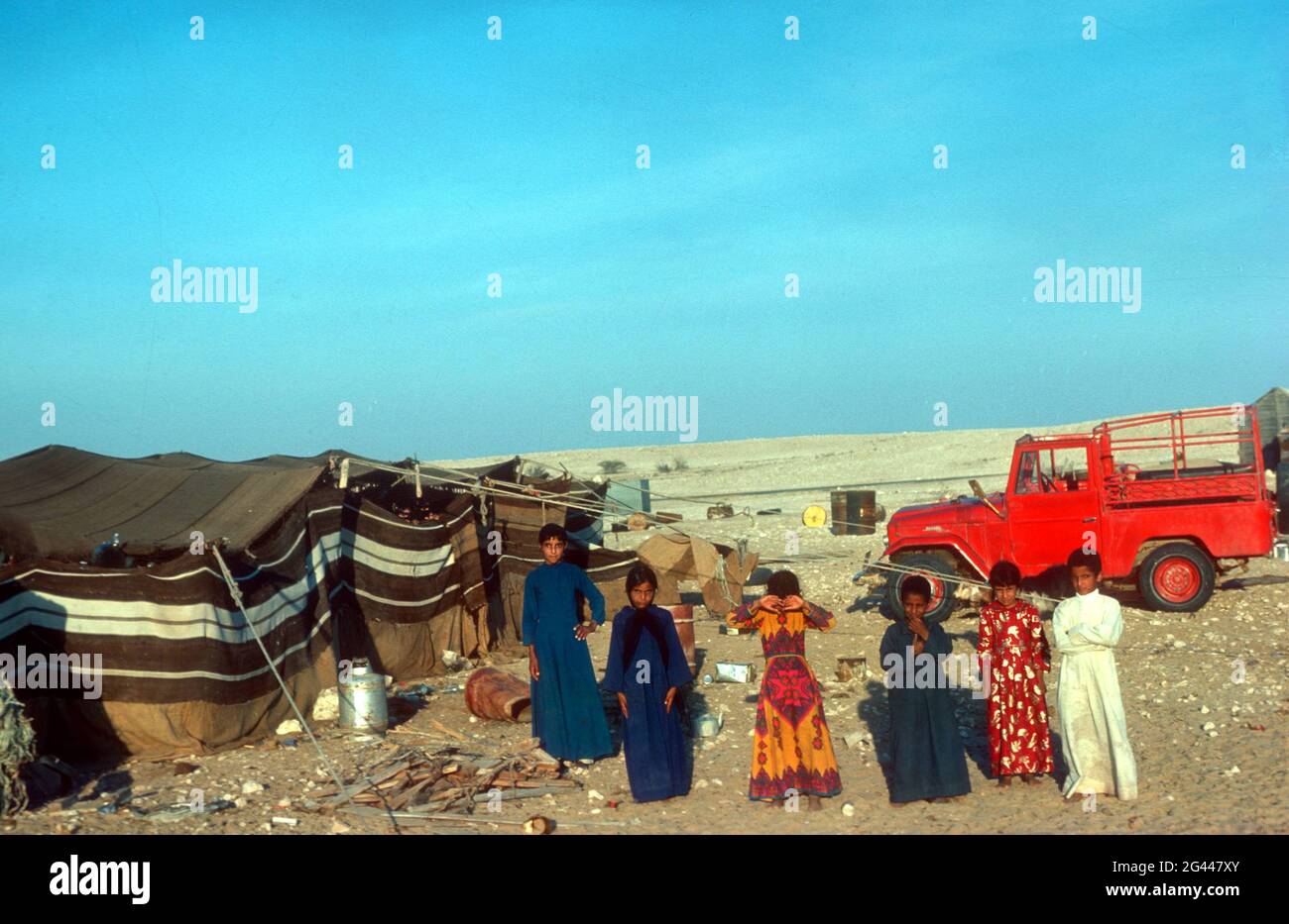 Kuwait desert children hi-res stock photography and images - Alamy