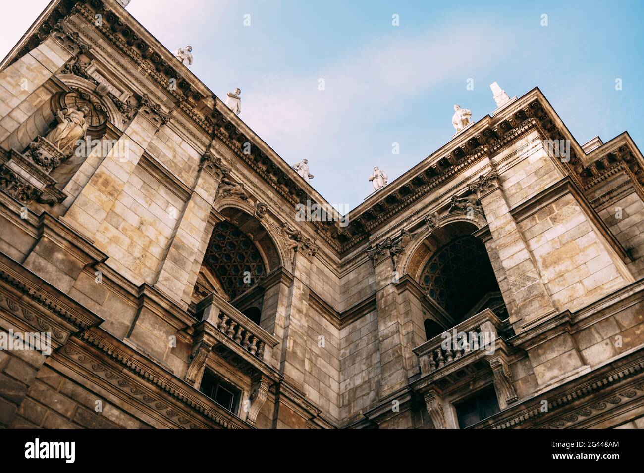 Old building facade close hi-res stock photography and images - Alamy