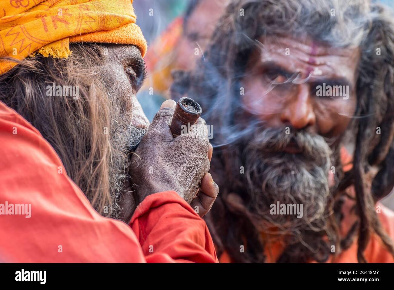 Sadhu Baba Fumando Ganja