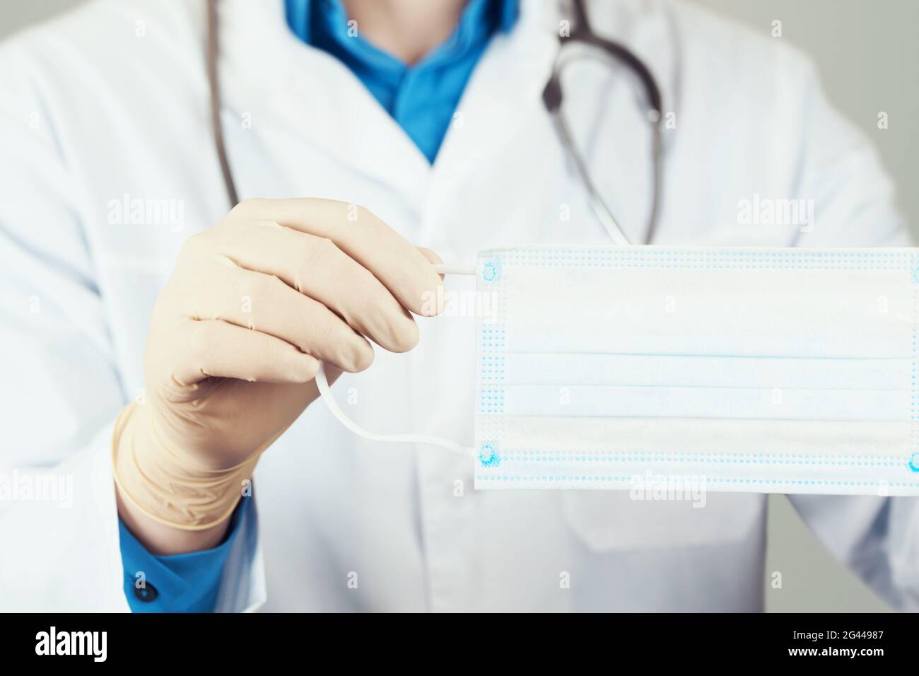 Medical surgical mask hand hi-res stock photography and images - Alamy