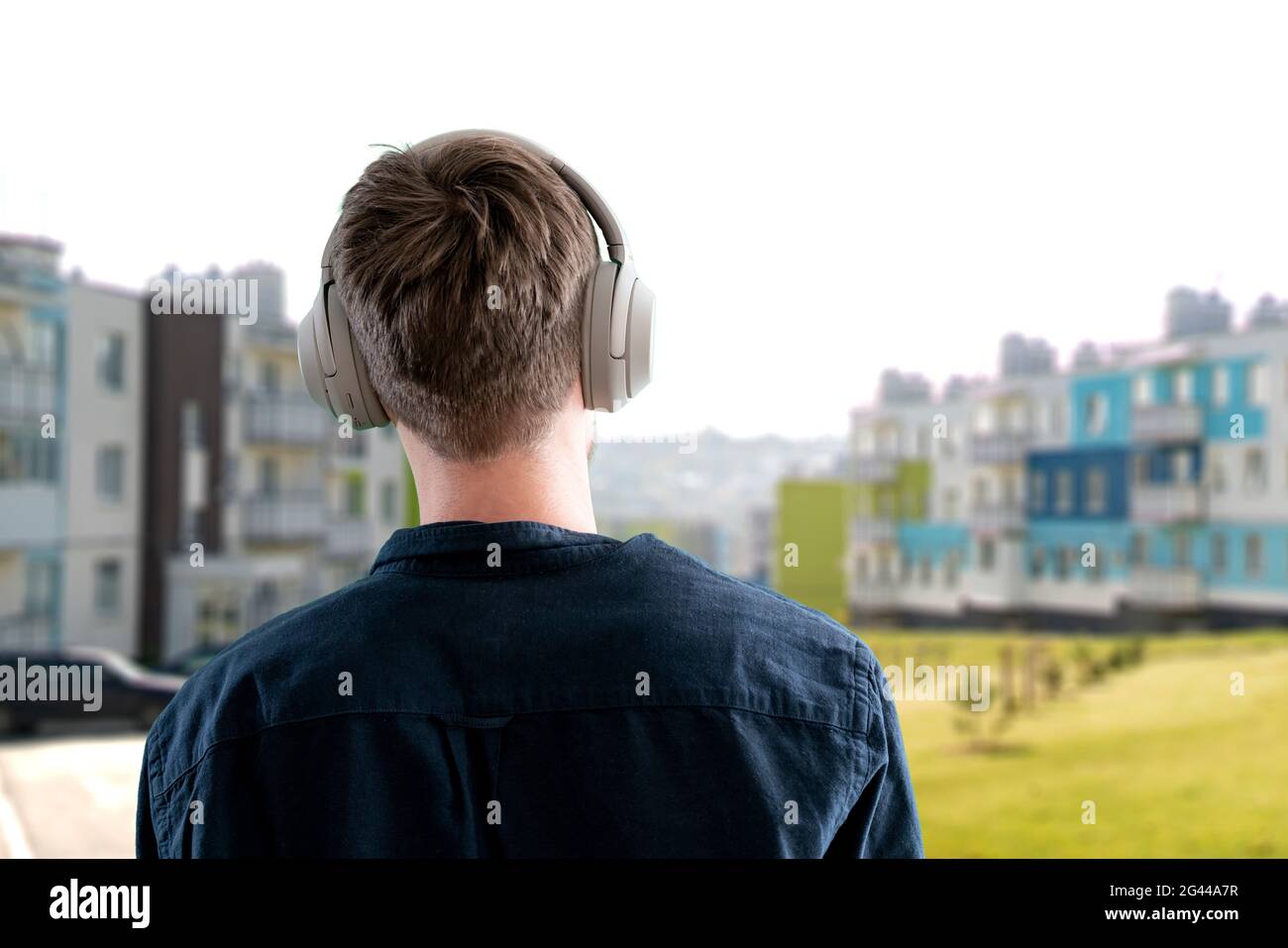 Person listen hi-res stock photography and images - Alamy