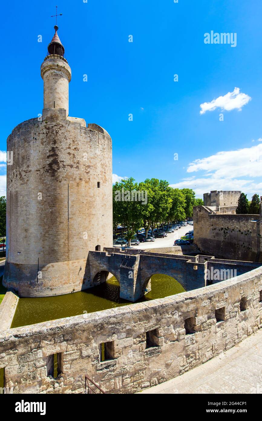 Moat vertical hi-res stock photography and images - Alamy