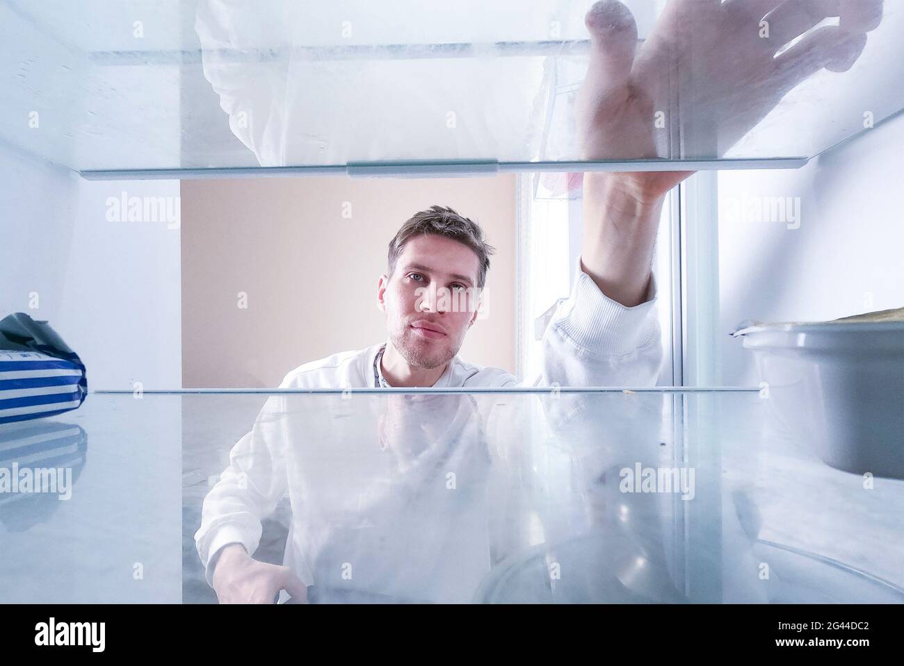 Man standing front fridge hi-res stock photography and images - Alamy