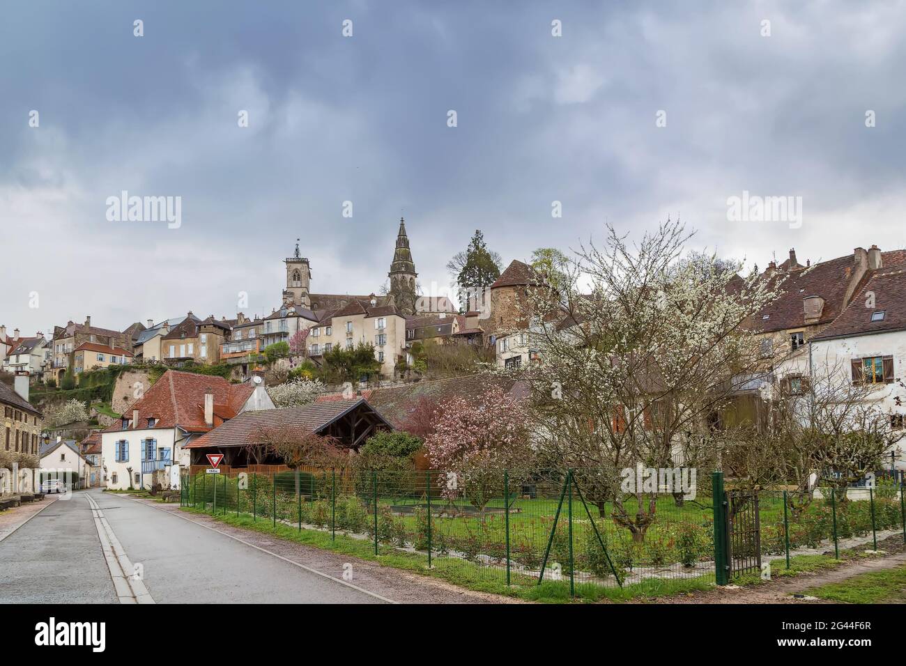 Semur en auxois notre dame hi-res stock photography and images - Alamy