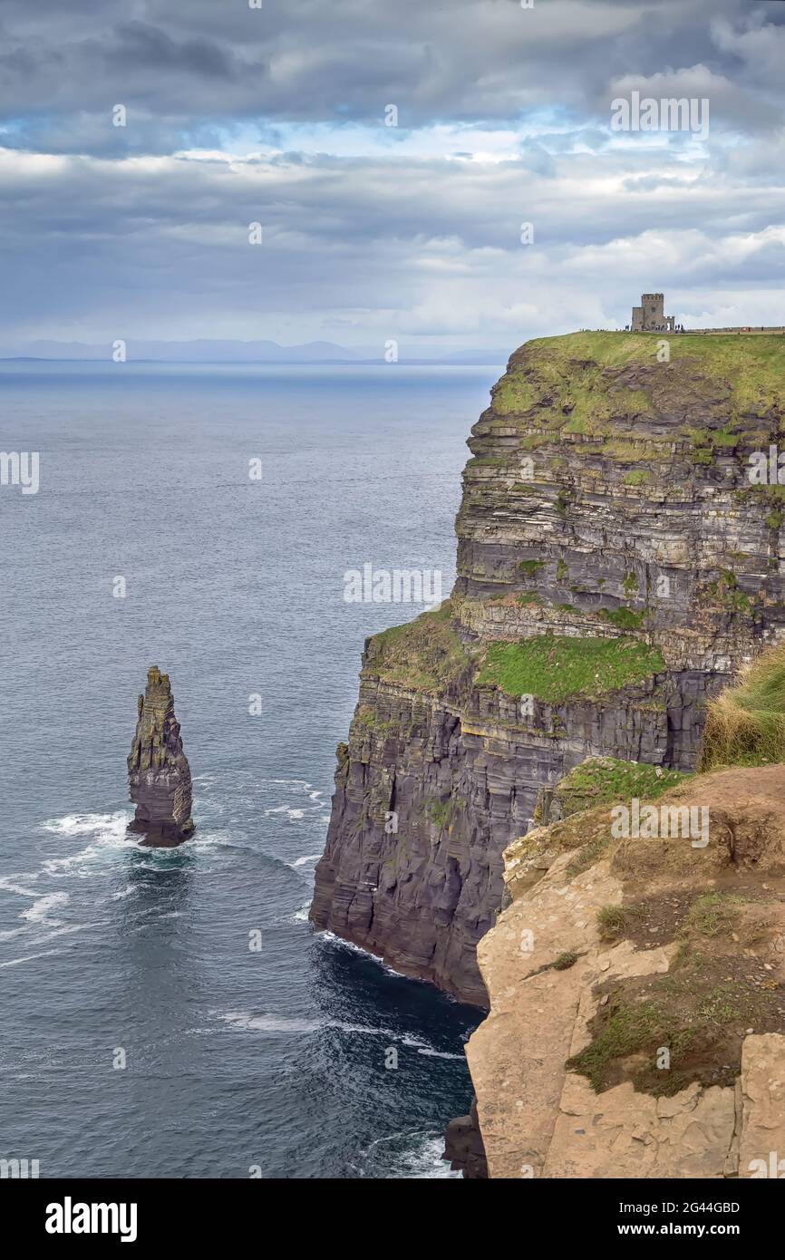 Cliffs irish coast ocean hi-res stock photography and images - Alamy