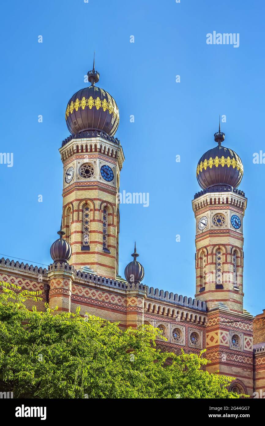 Budapest synagogue jewish temple hi-res stock photography and images ...