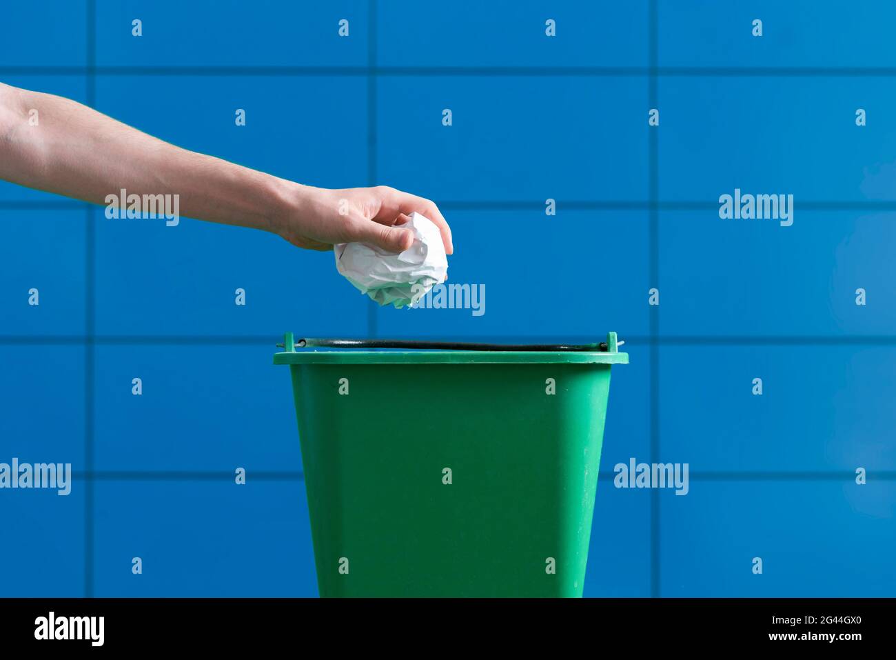 Failure woman throwing wastepaper hi-res stock photography and images ...