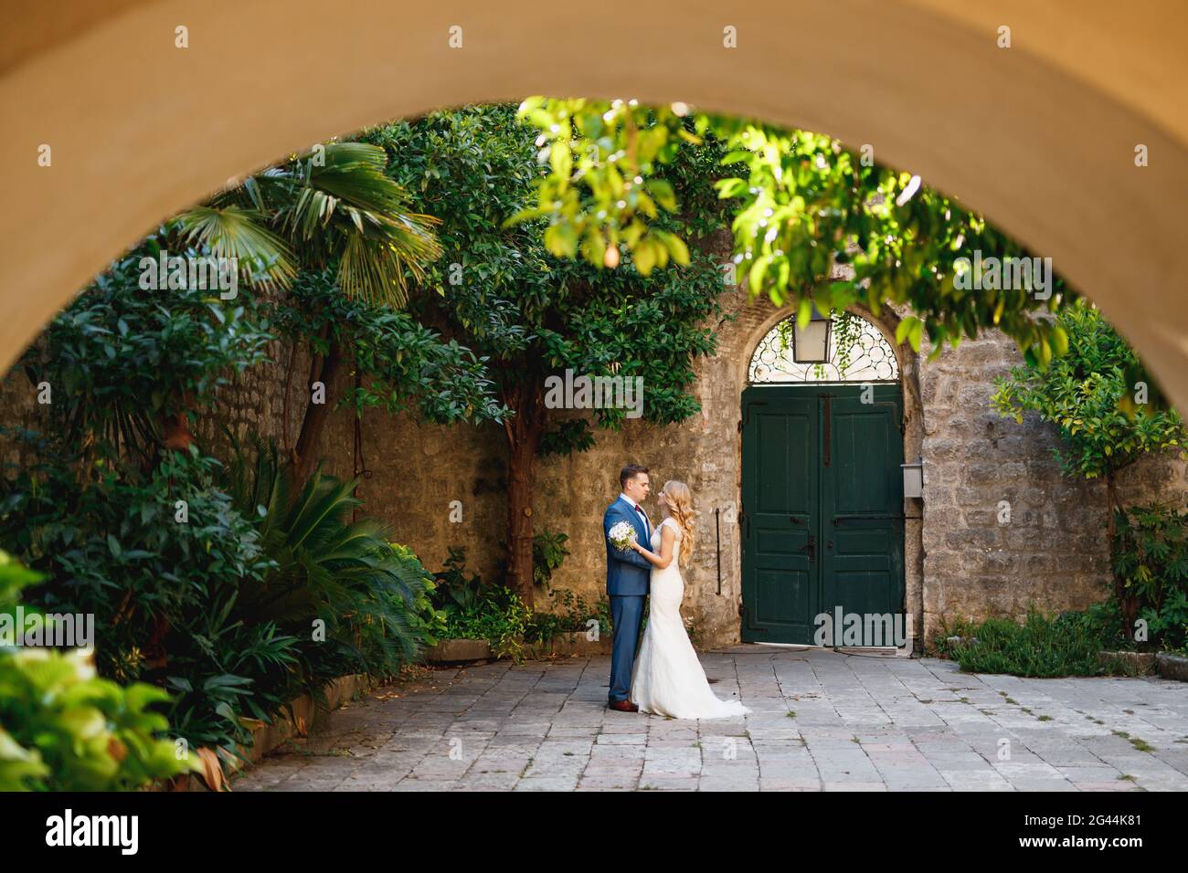 Through arch bride hi-res stock photography and images - Alamy