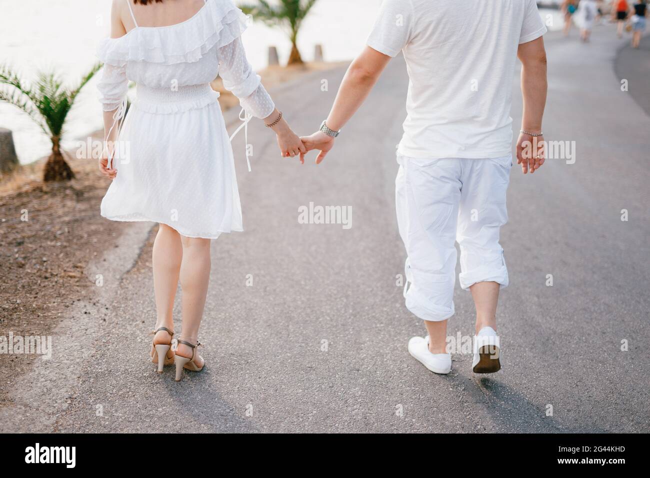 Lovers walking hand in hand hi-res stock photography and images - Alamy