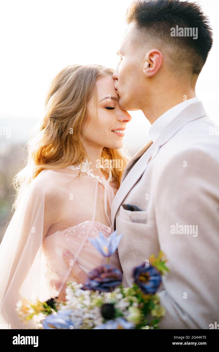 Groom kisses forehead smiling hi-res stock photography and images - Alamy