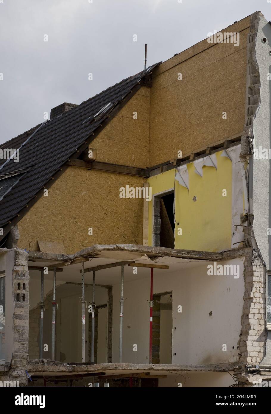 Half demolished house hi-res stock photography and images - Alamy