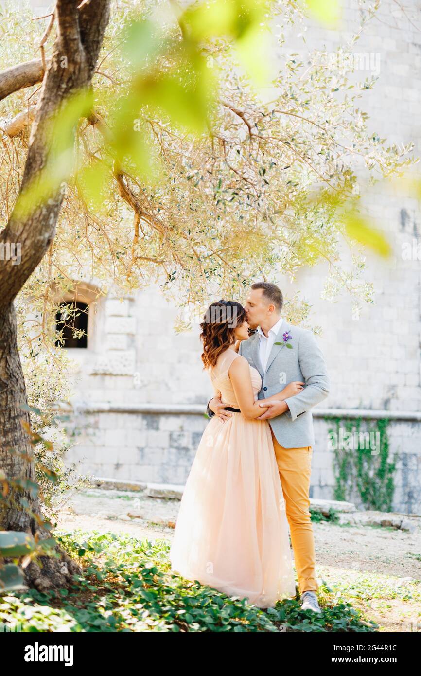 Couple hugging against wall hi-res stock photography and images - Alamy