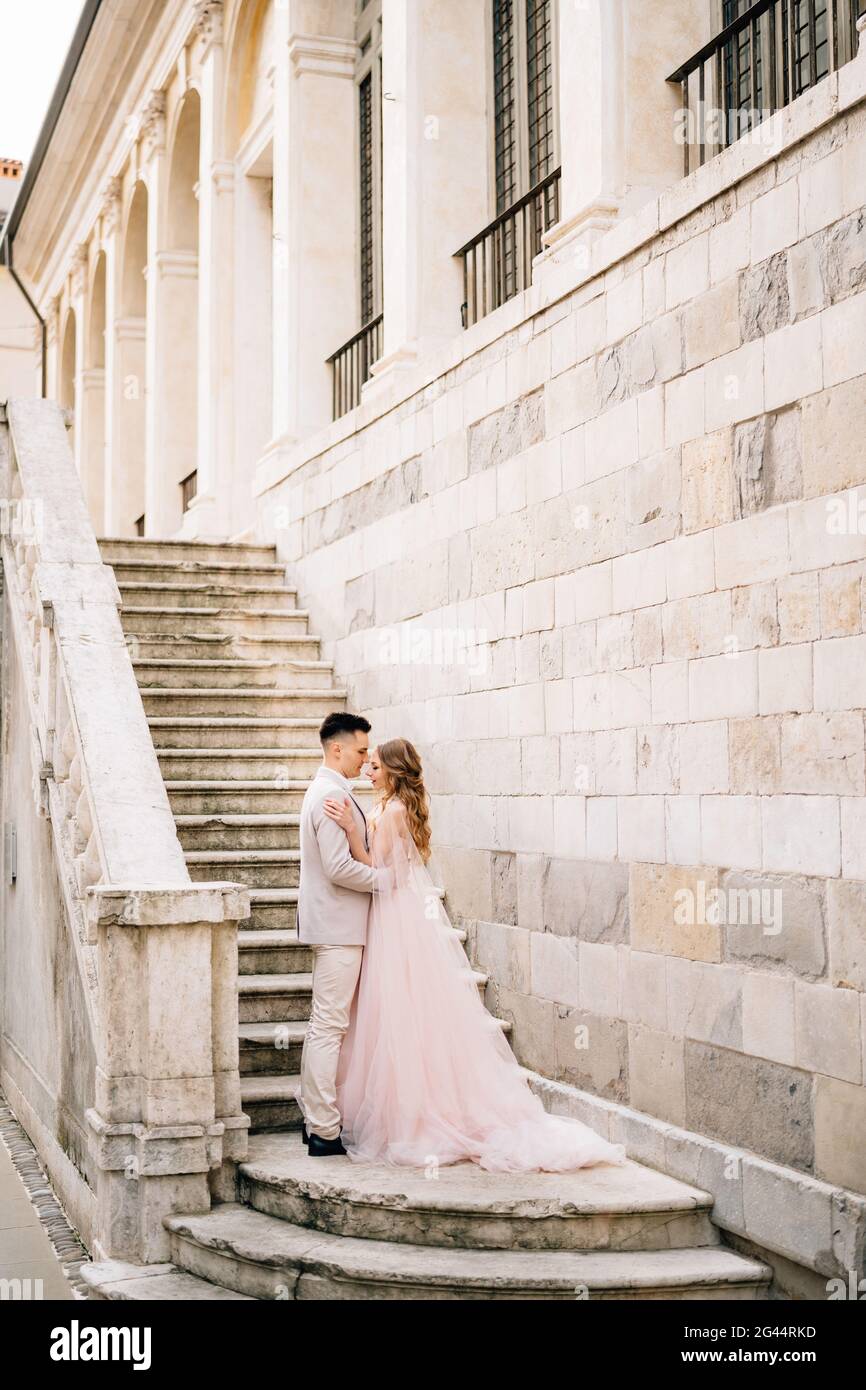 Medieval bride and groom hi-res stock photography and images - Alamy