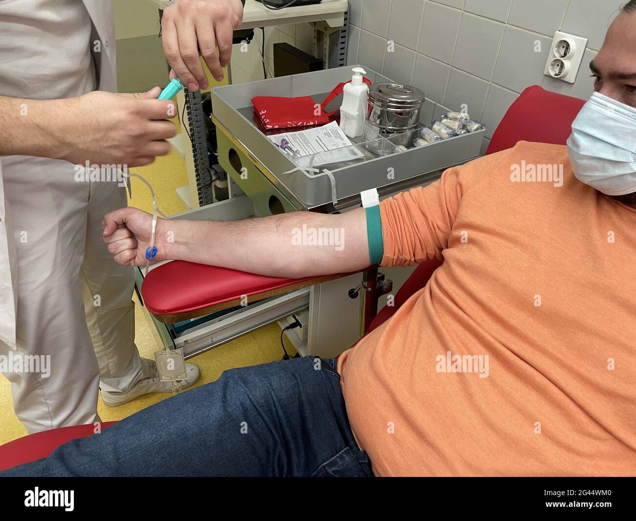 Close up nurse hand collecting blood sample for diagnosis covid-19 ...