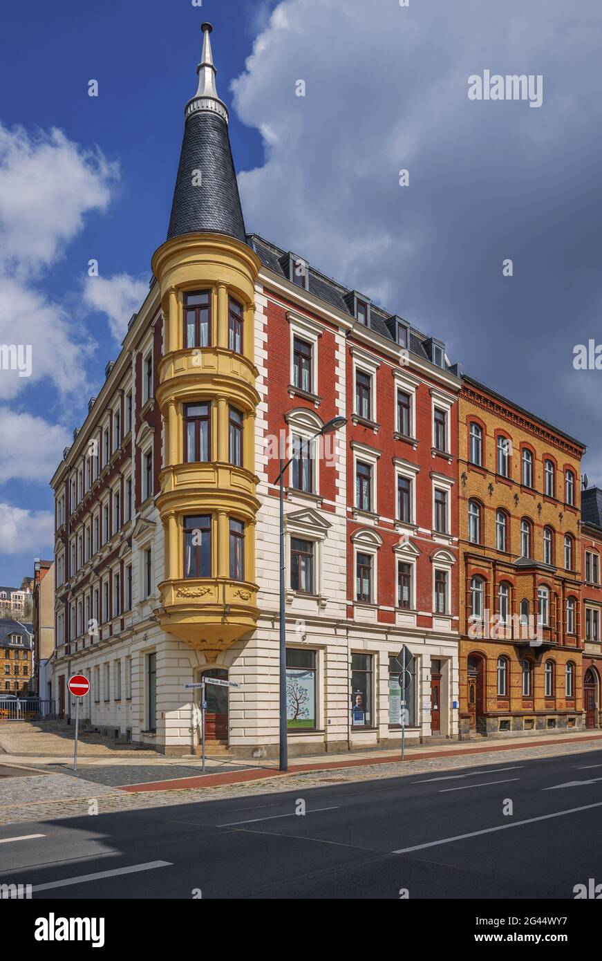 Brick corner house hi-res stock photography and images - Alamy