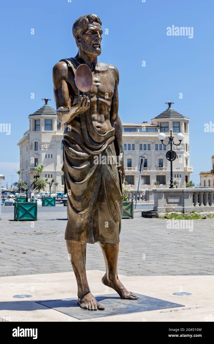 Archimedes statue, Syracuse, Sicily, Italy Stock Photo - Alamy
