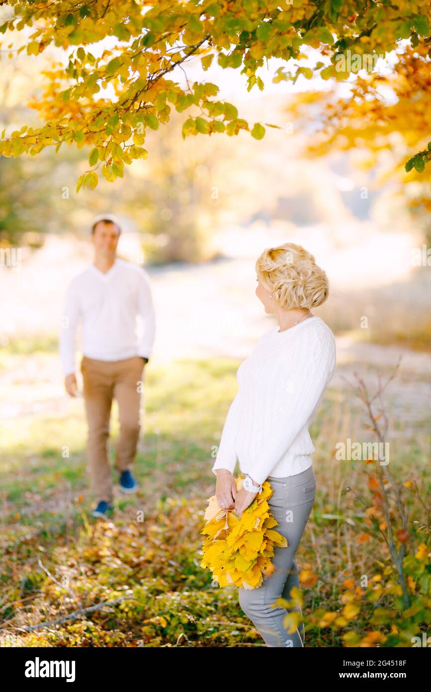 Woman turned approaching man hi-res stock photography and images - Alamy
