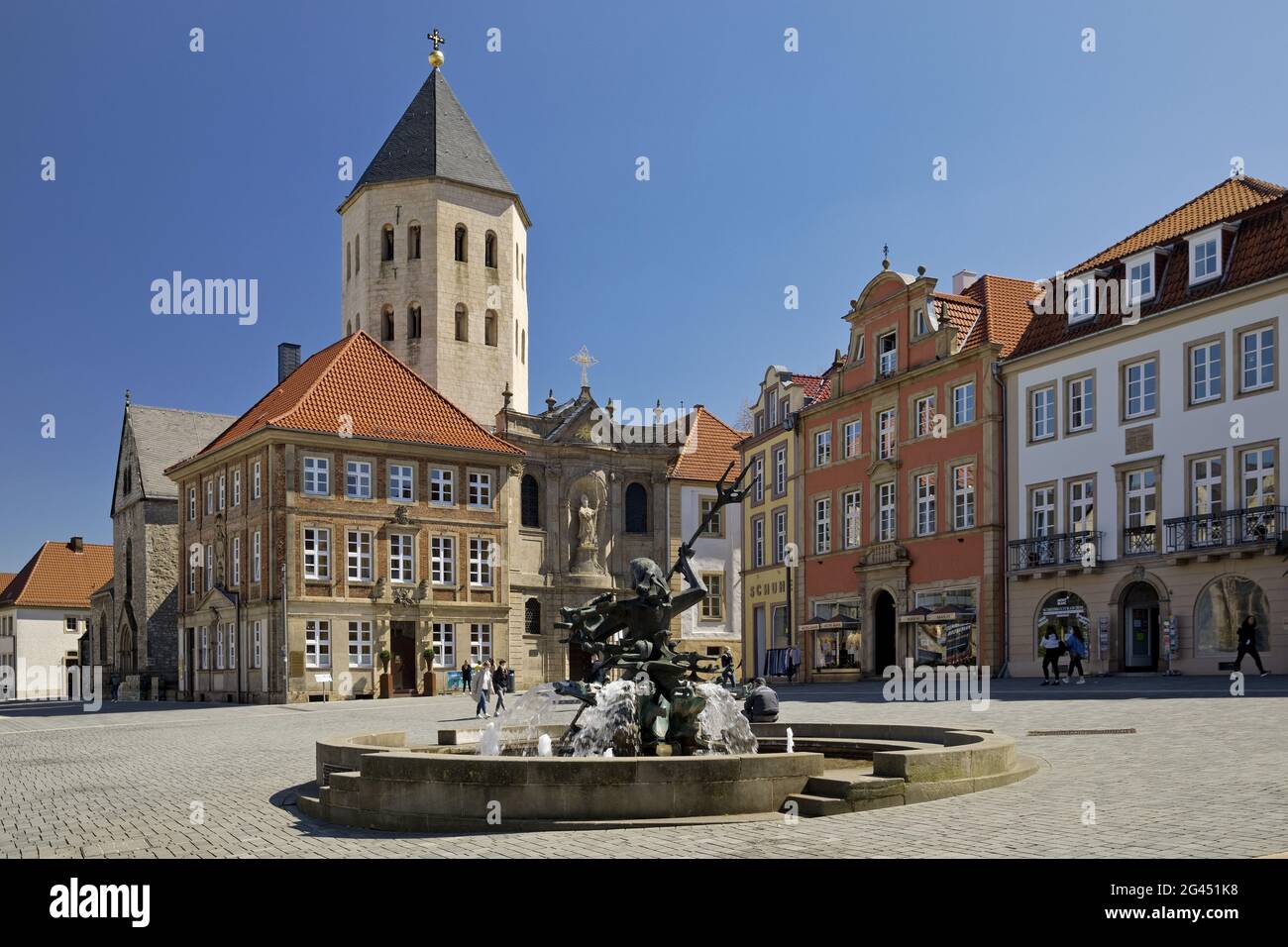 Market with Gau church Sankt Ulrich and Neptun-Brunnen, Paderborn ...