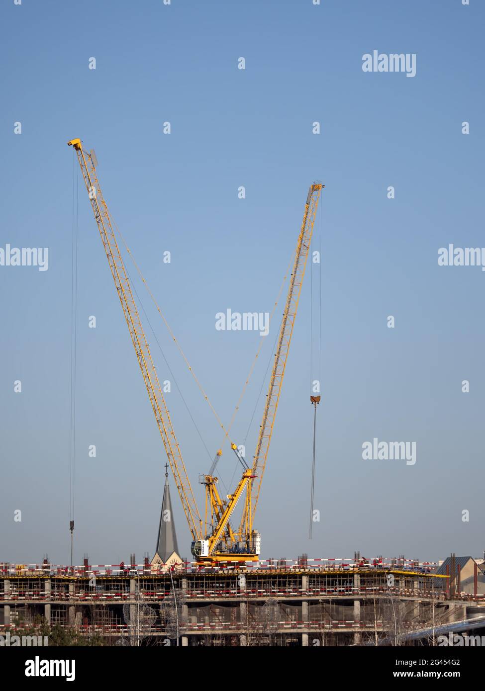 Crane building under construction day hi-res stock photography and ...