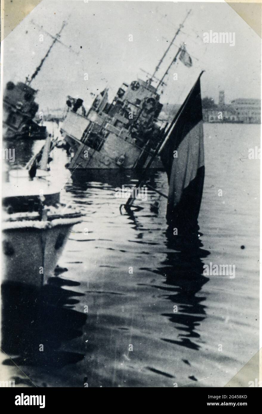 Events: Second World War / WWII, France, scuttling of the French fleet ...