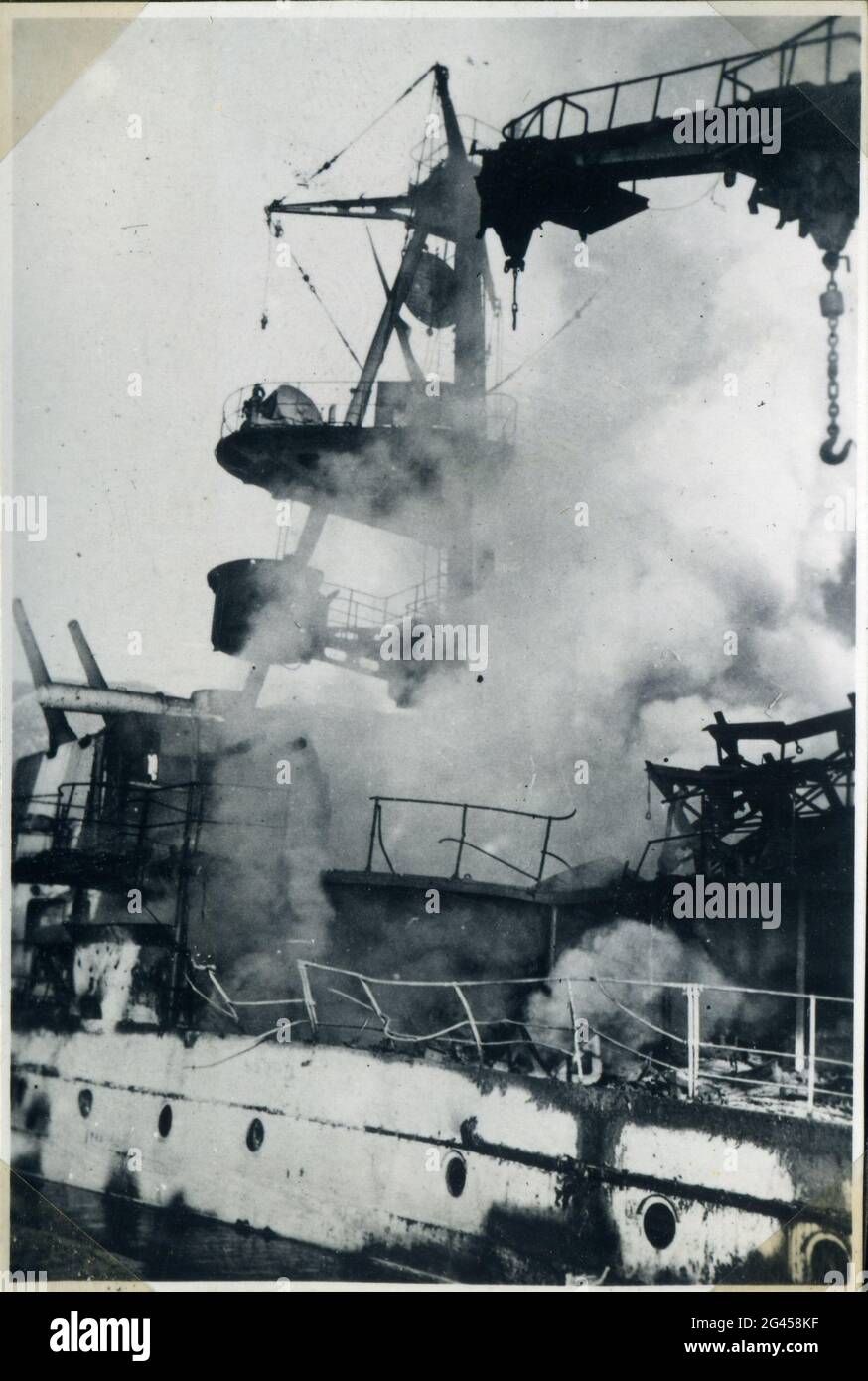 Events: Second World War / WWII, France, scuttling of the French fleet ...