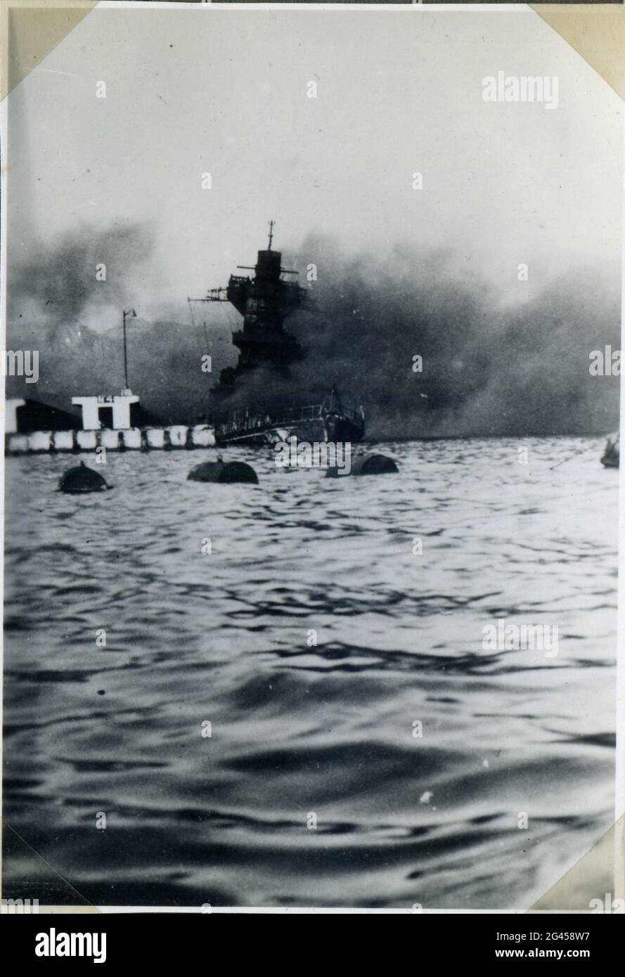 Events: Second World War / WWII, France, scuttling of the French fleet ...