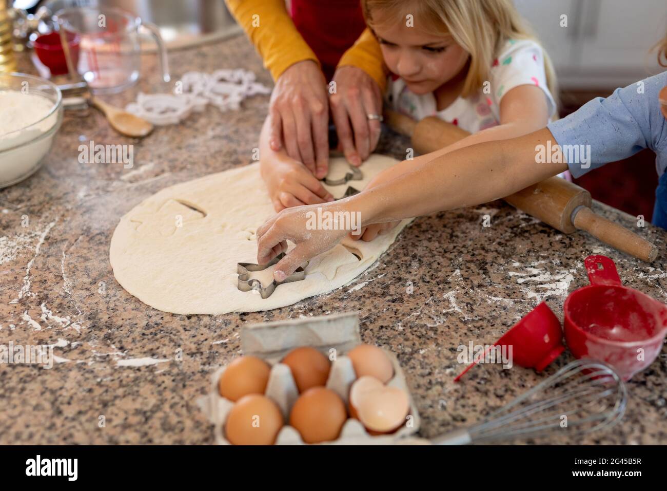 Family enjoying cookie making hi-res stock photography and images - Alamy