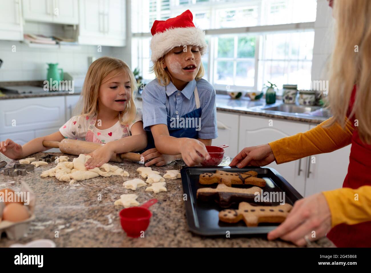 Daughter son making cookies hi-res stock photography and images - Alamy