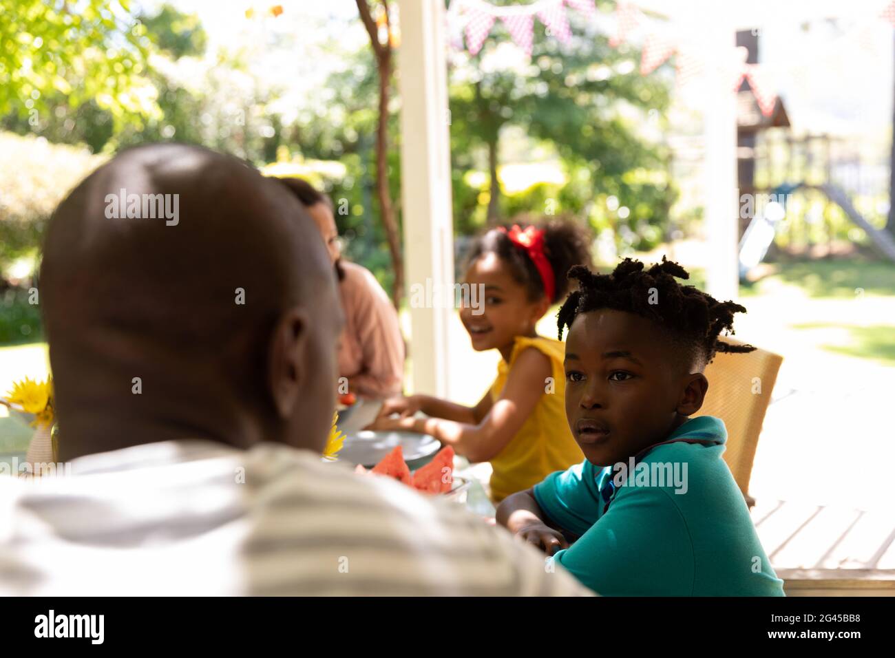 Four children eating together meal hi-res stock photography and images ...