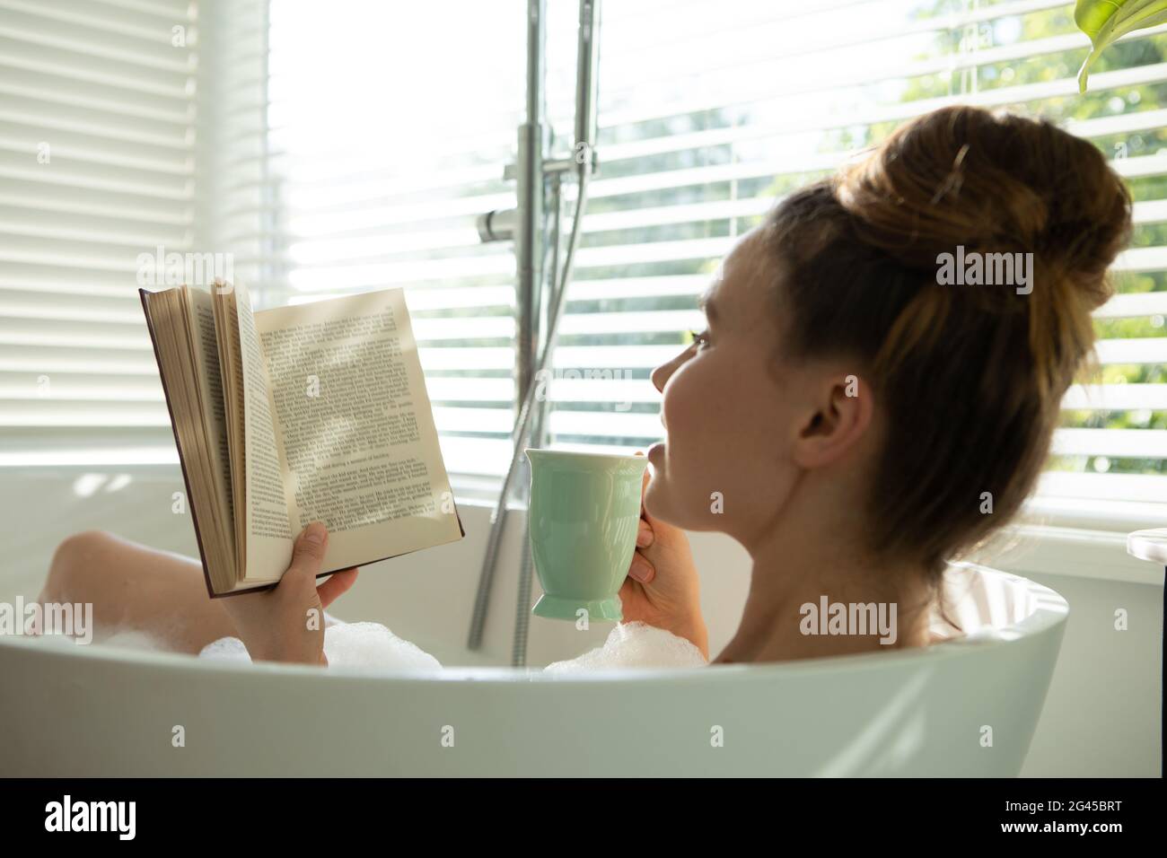 Reading in bathtub hi-res stock photography and images - Alamy