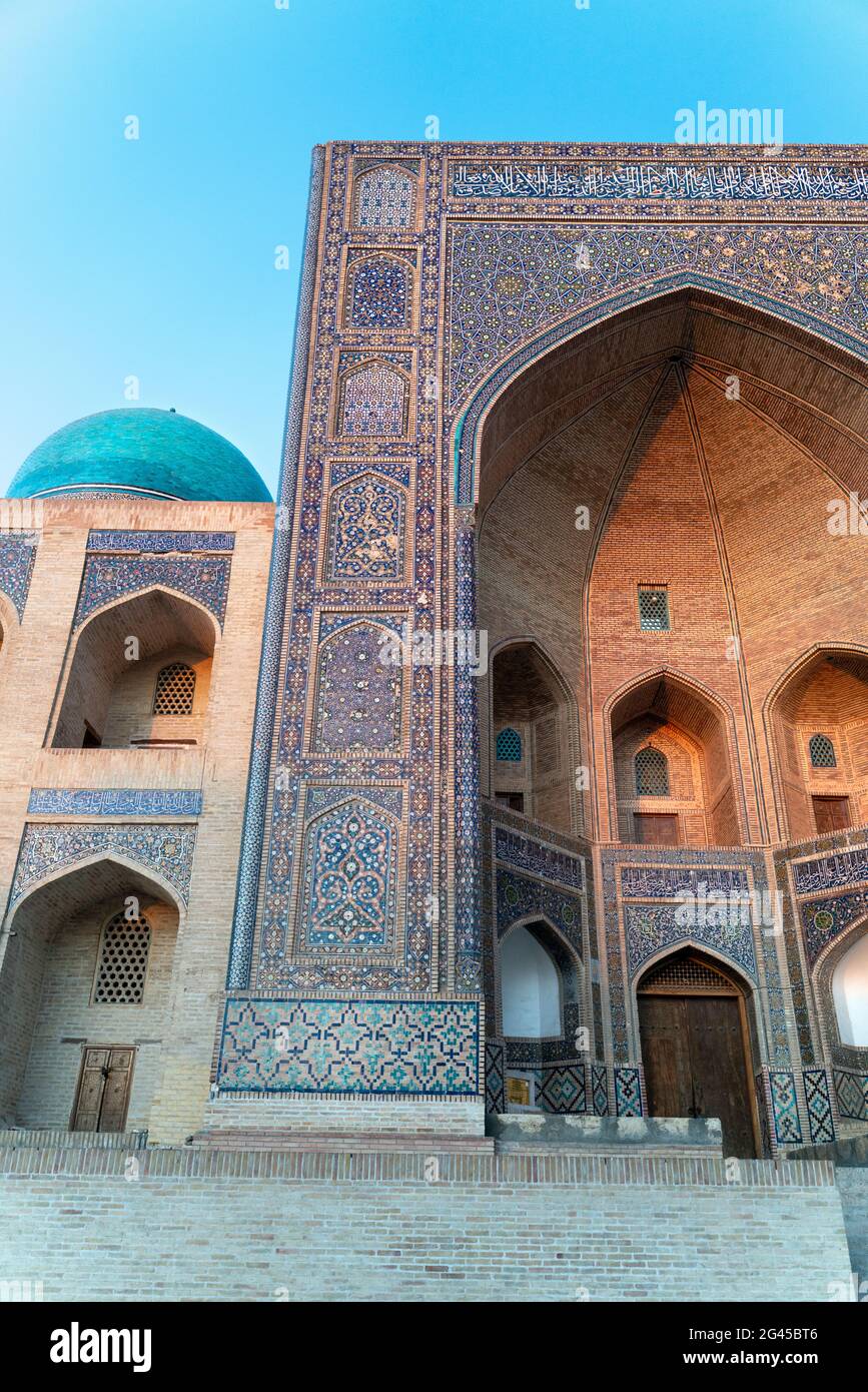 The main entrance and gate of Mir Arab madrasasi in Bukhara Stock Photo ...