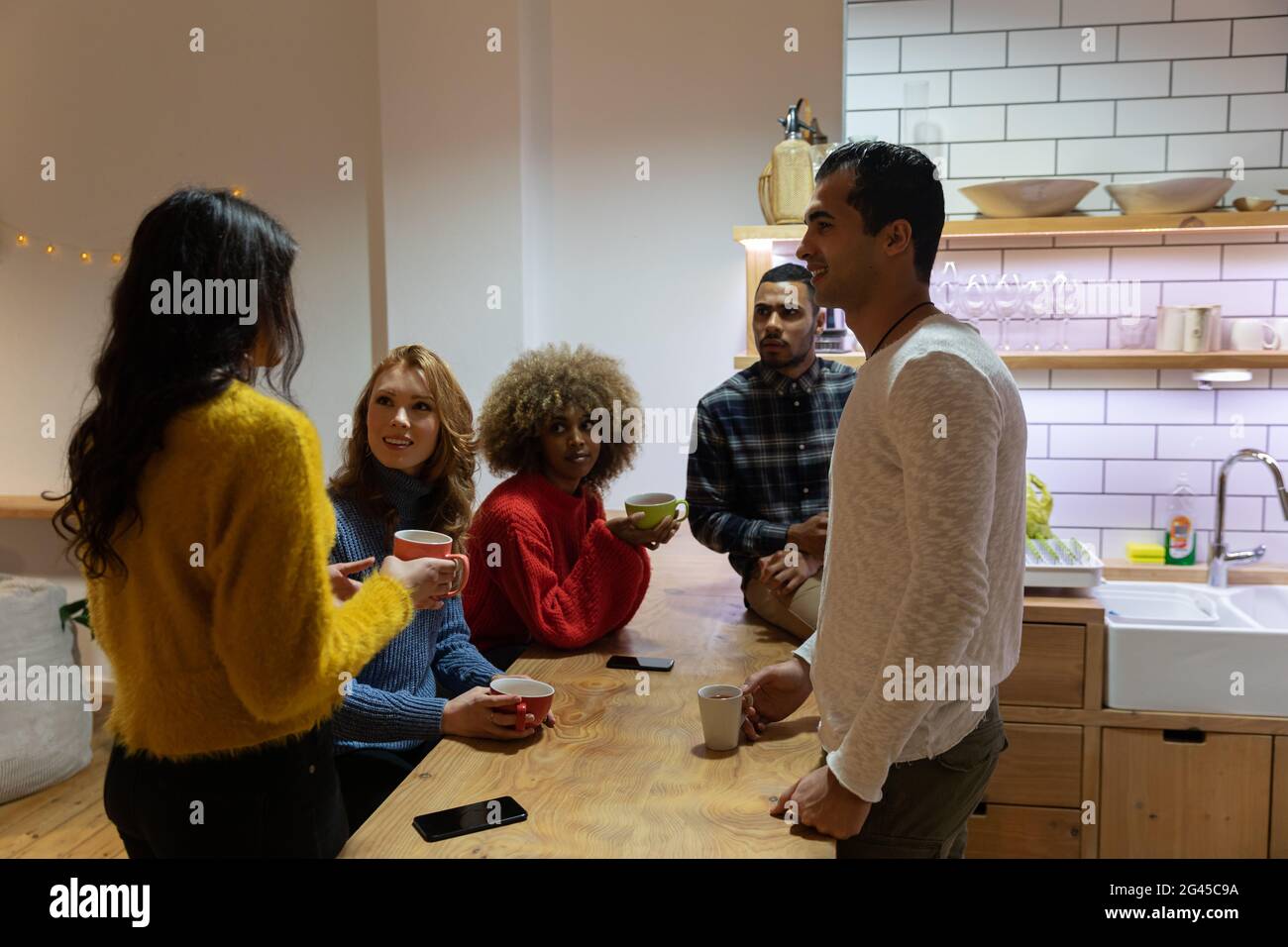 Friends socialising home hi-res stock photography and images - Alamy