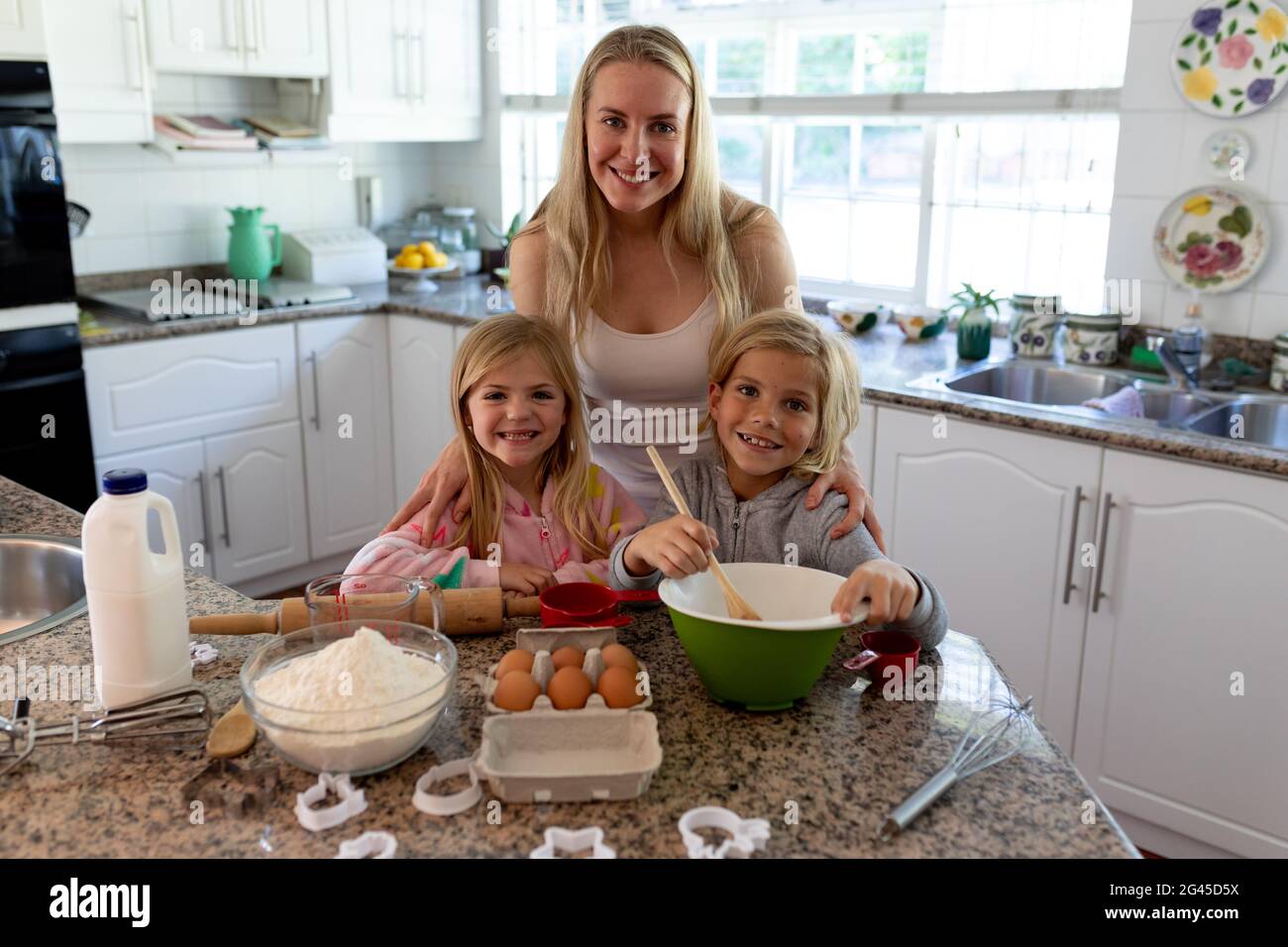 Daughter son making cookies hi-res stock photography and images - Alamy