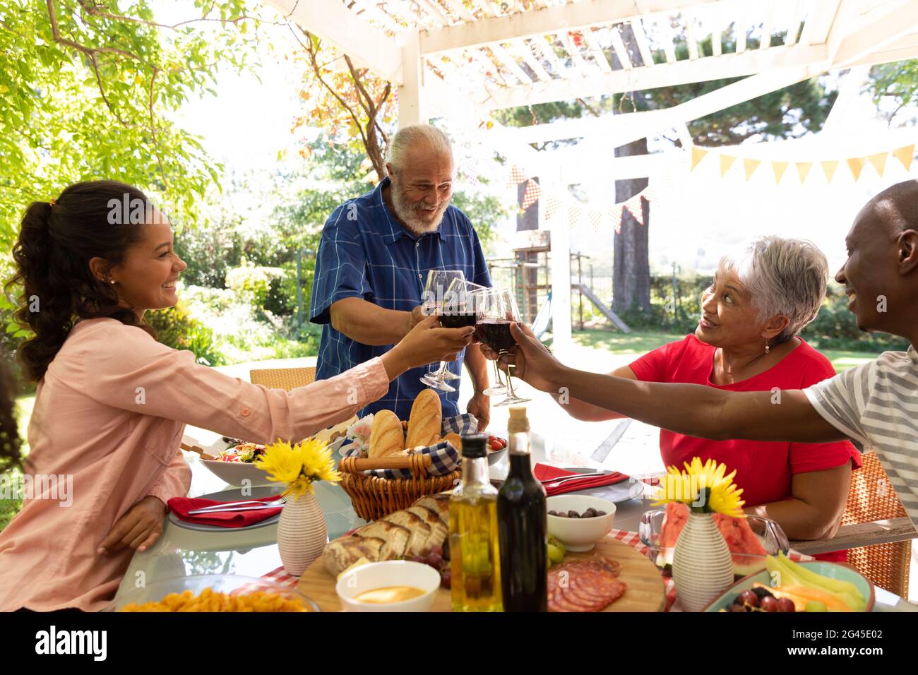 Four children eating together meal hi-res stock photography and images ...