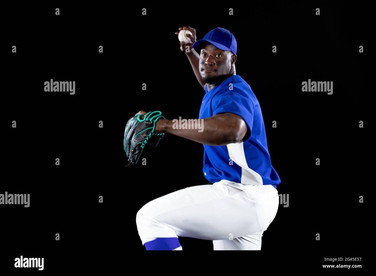 Black man pitching baseball hi-res stock photography and images - Alamy