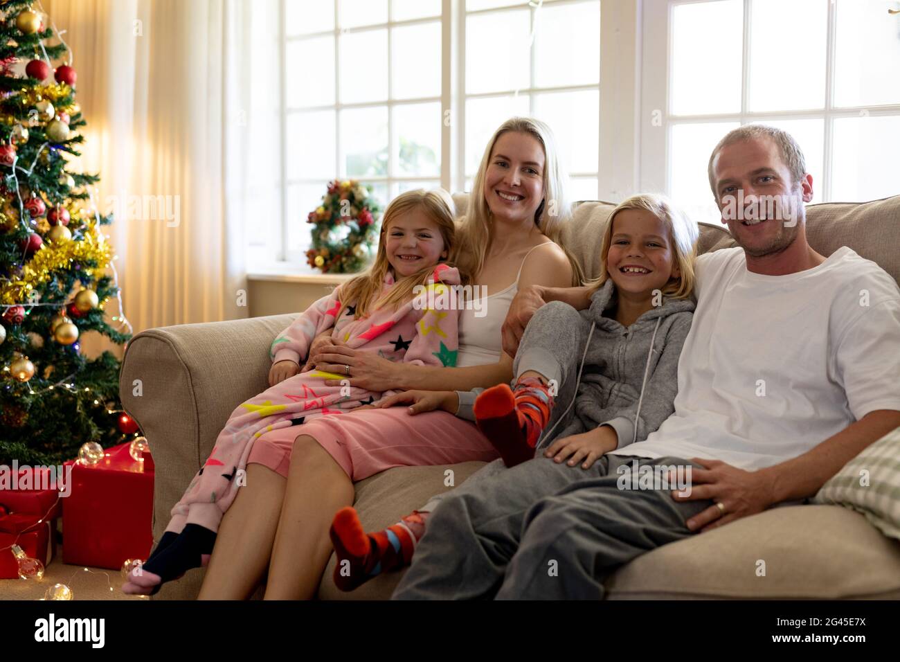 Family sitting around christmas tree hi-res stock photography and ...
