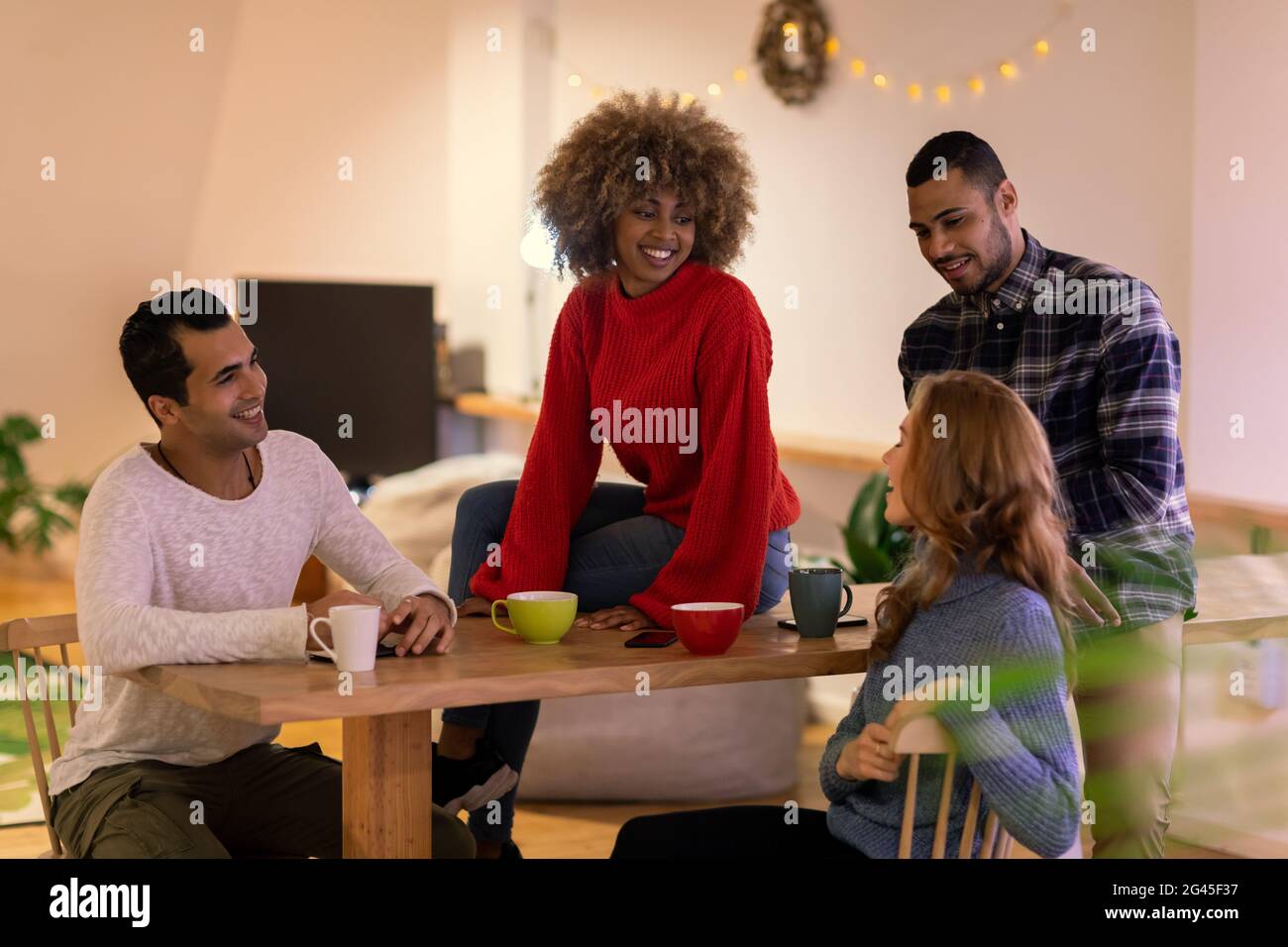 Friends socialising home hi-res stock photography and images - Alamy