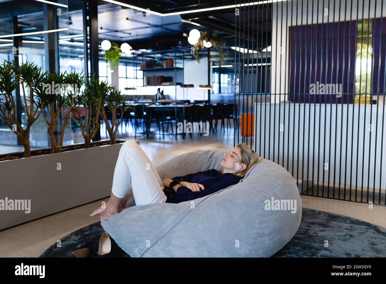 Chilling workplace hi-res stock photography and images - Alamy