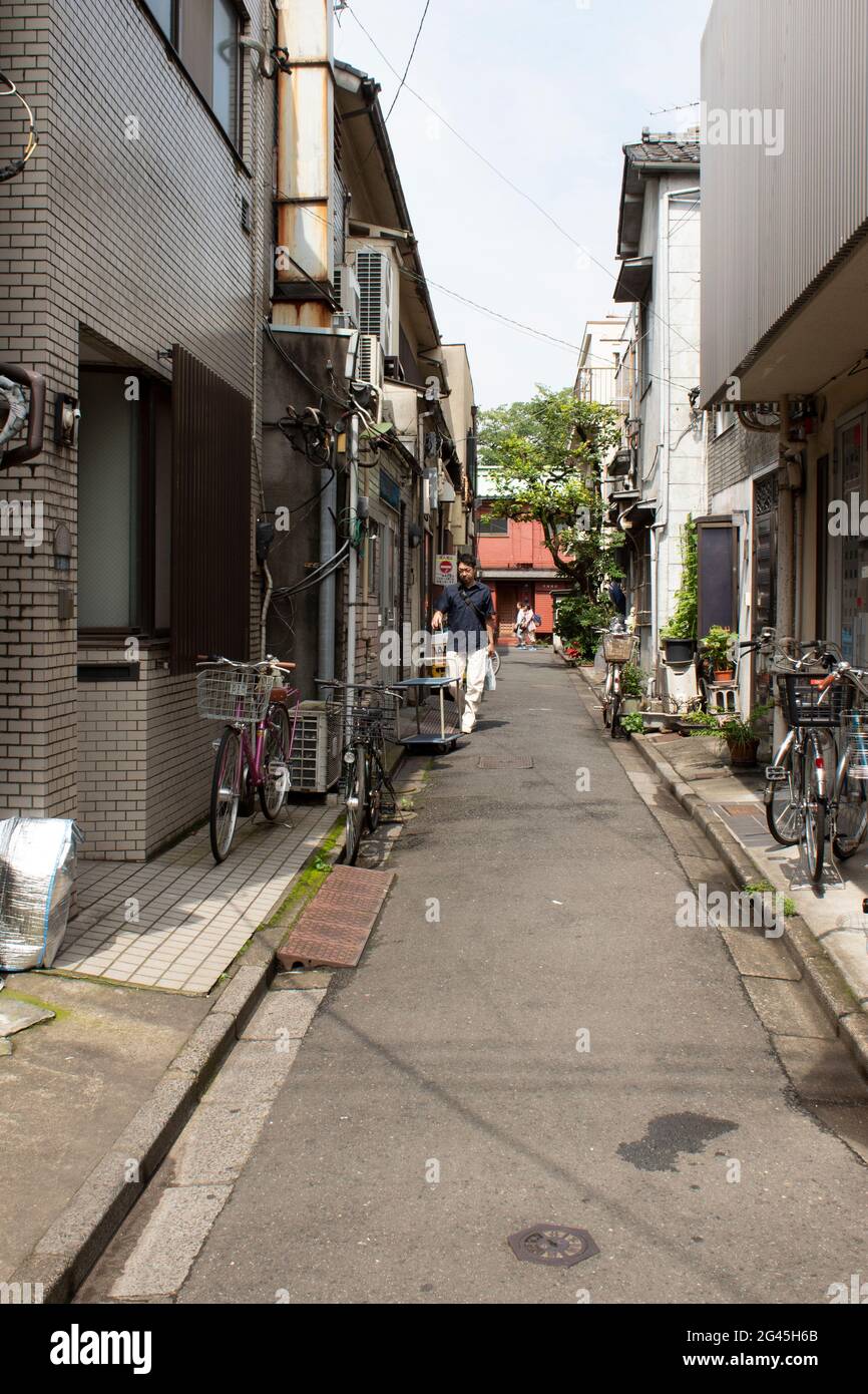 Tokyo alleyway hi-res stock photography and images - Alamy