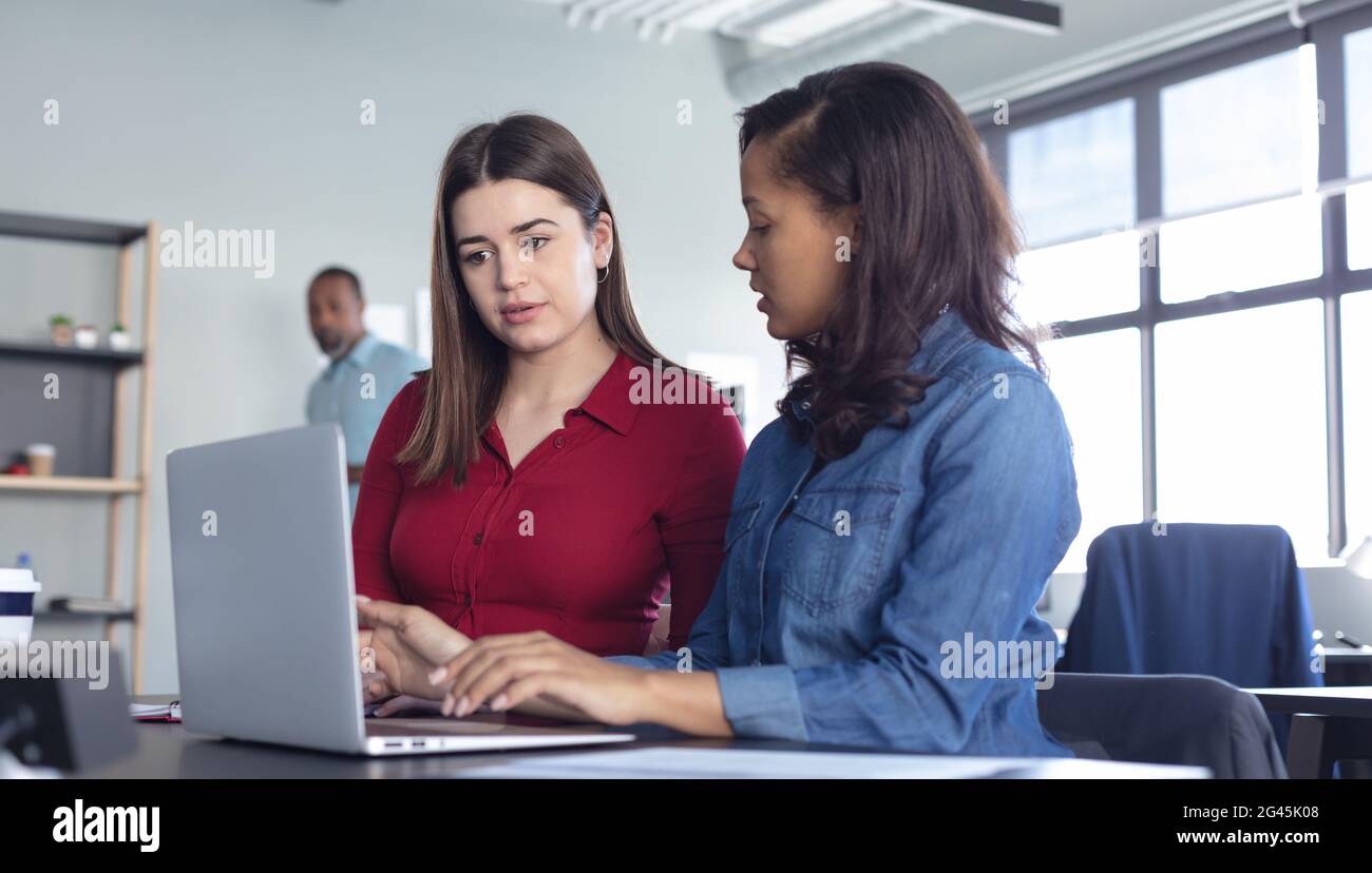 Female male design professionals hi-res stock photography and images ...