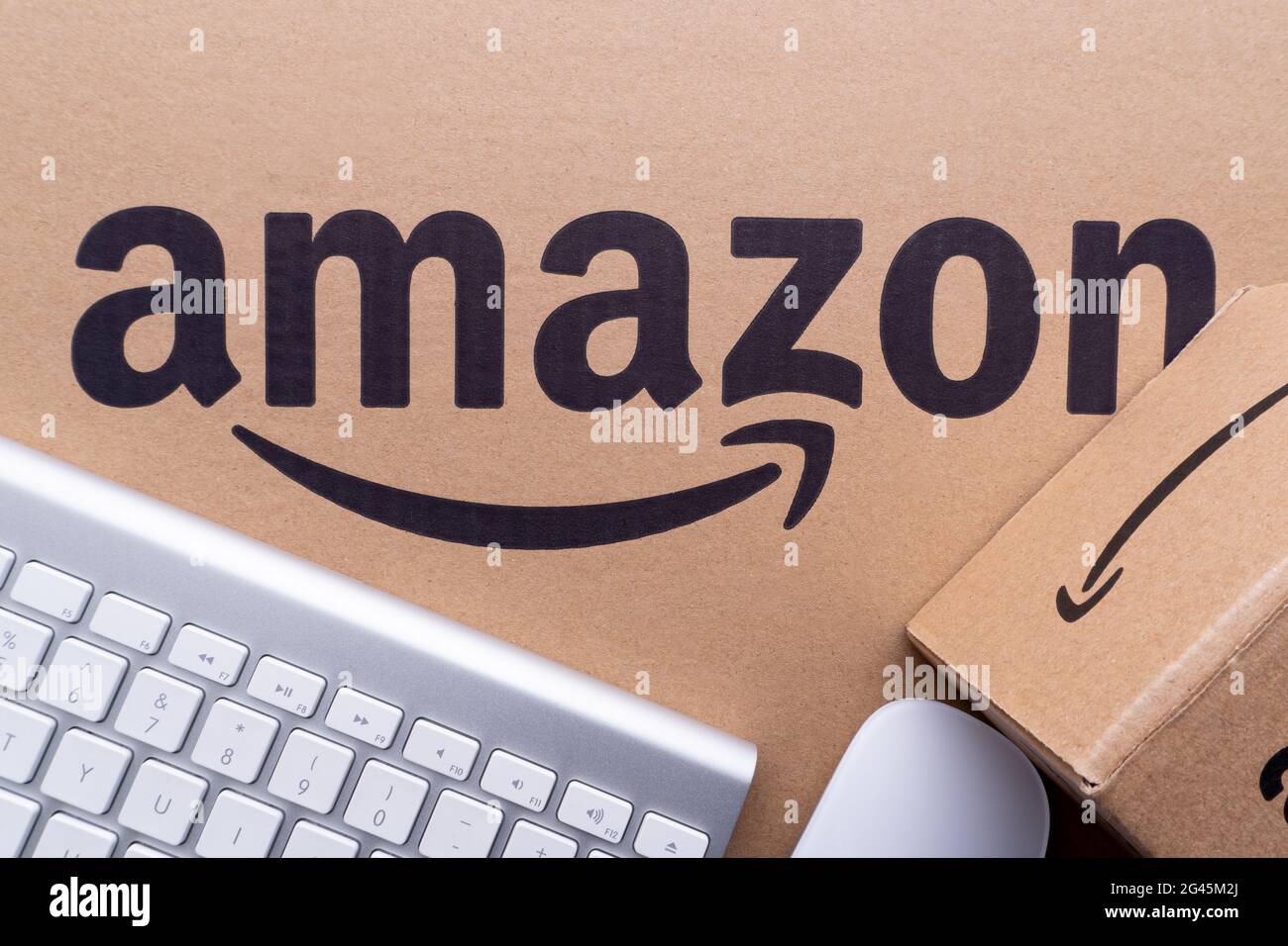 Amazon shipping box dimensions hi-res stock photography and images - Alamy